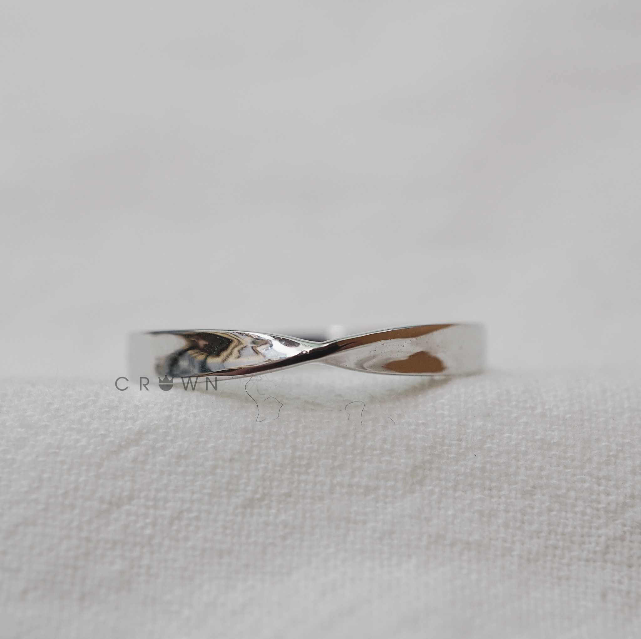 QUEEN SOLITAIRE RING & SILKY BAND RING – CROWN