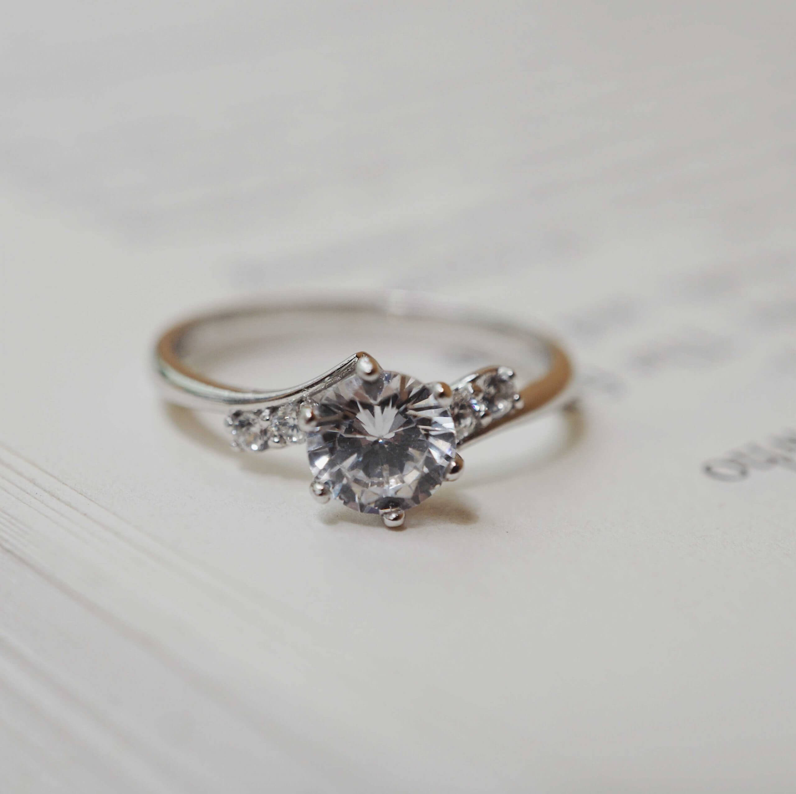 SOLITAIRE RING – SILKY – CROWN