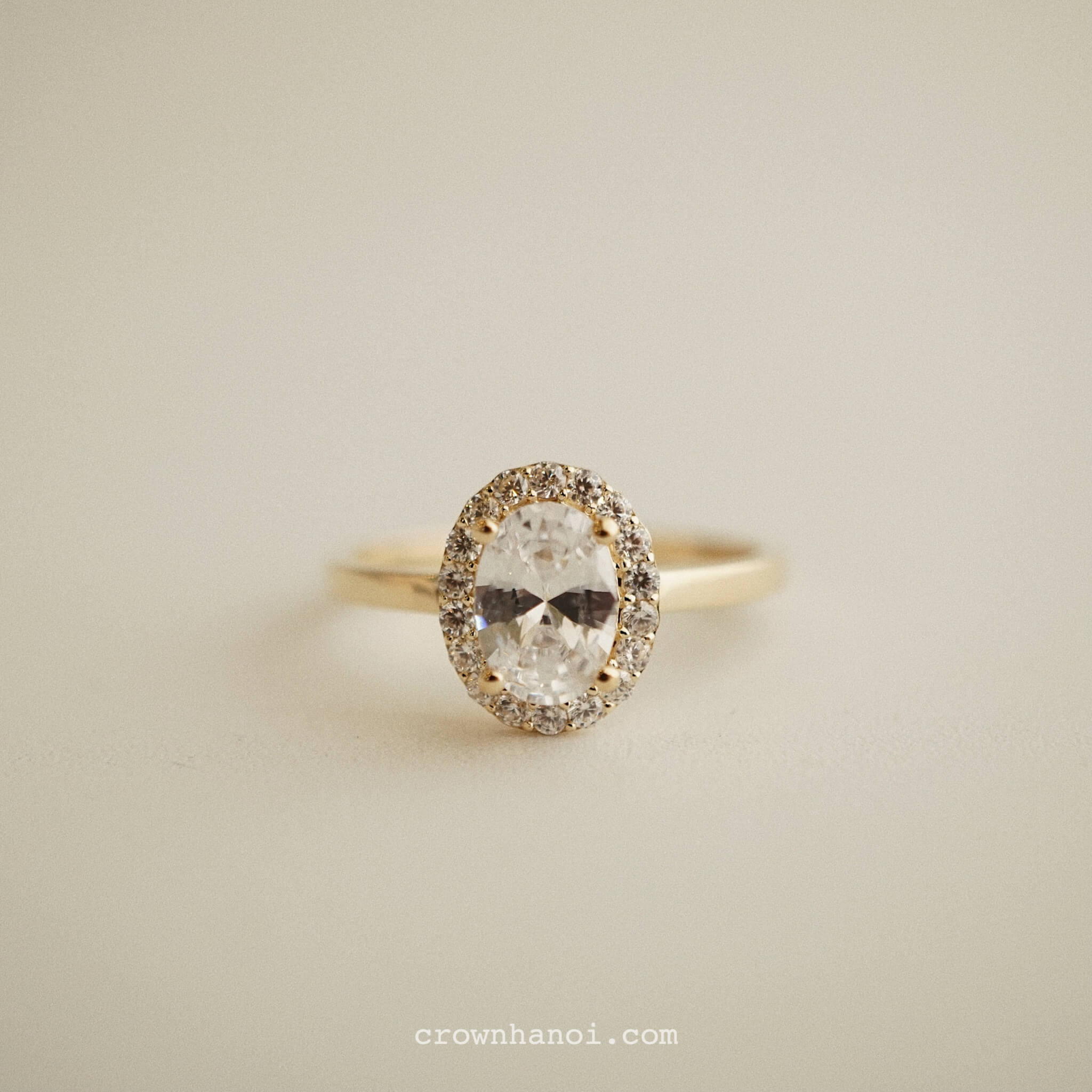 UNO RING & OVAL HALO RING – CROWN