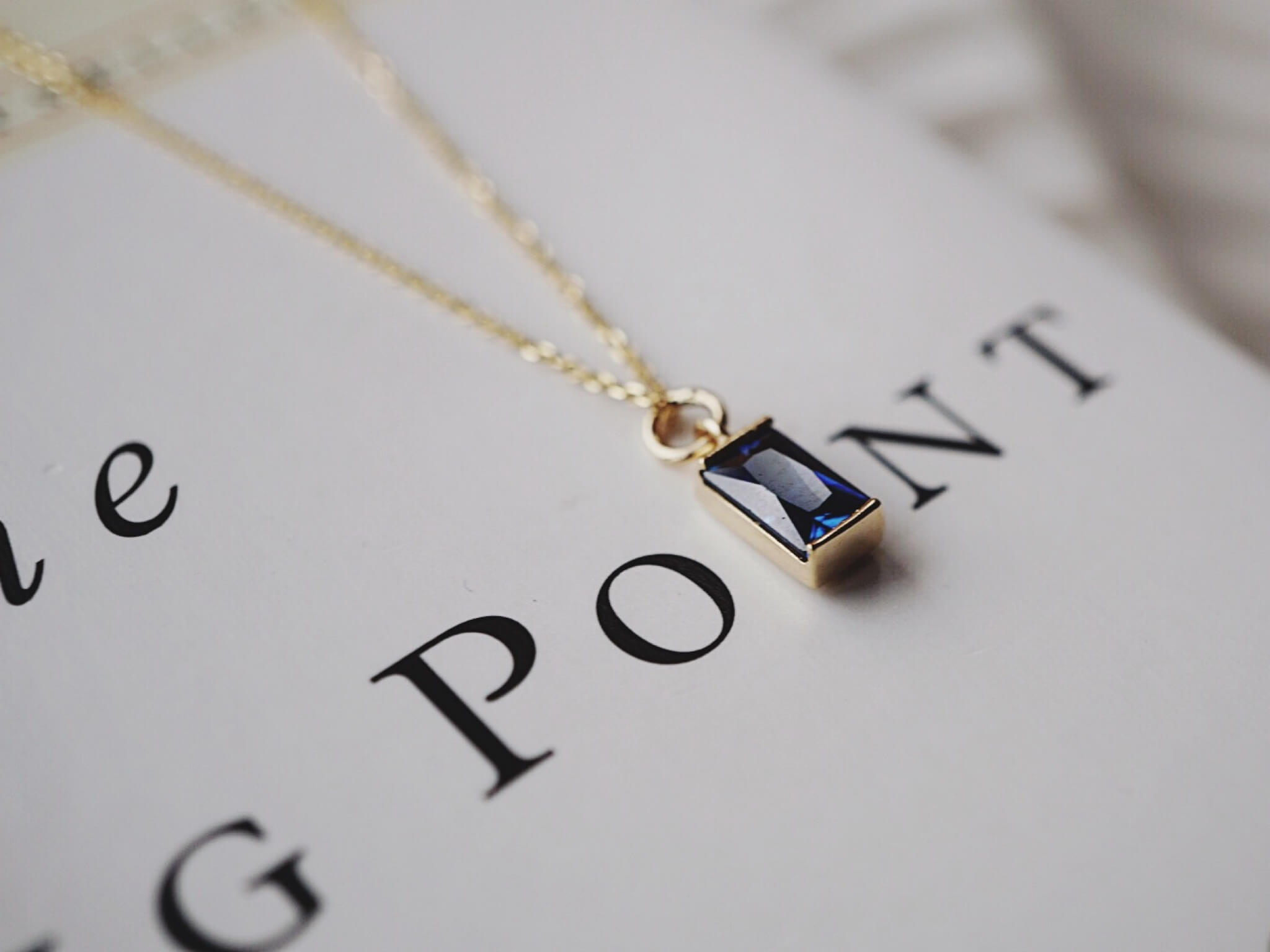 VERTICAL RECTANGLE STONE NECKLACE – CROWN