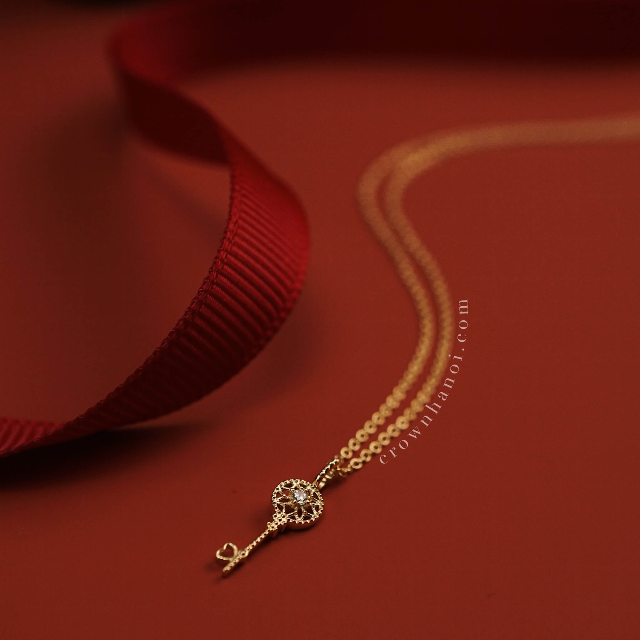 KEY FLORAL NECKLACE – CROWN