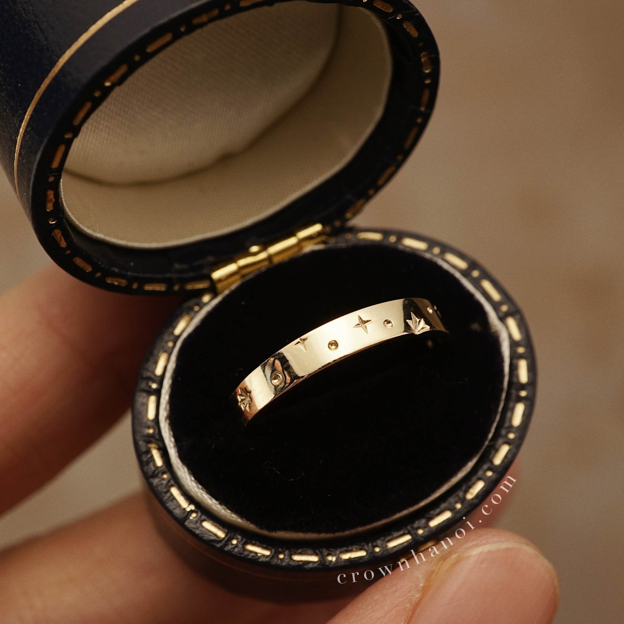 COSMOS BAND COUPLE RING – CROWN