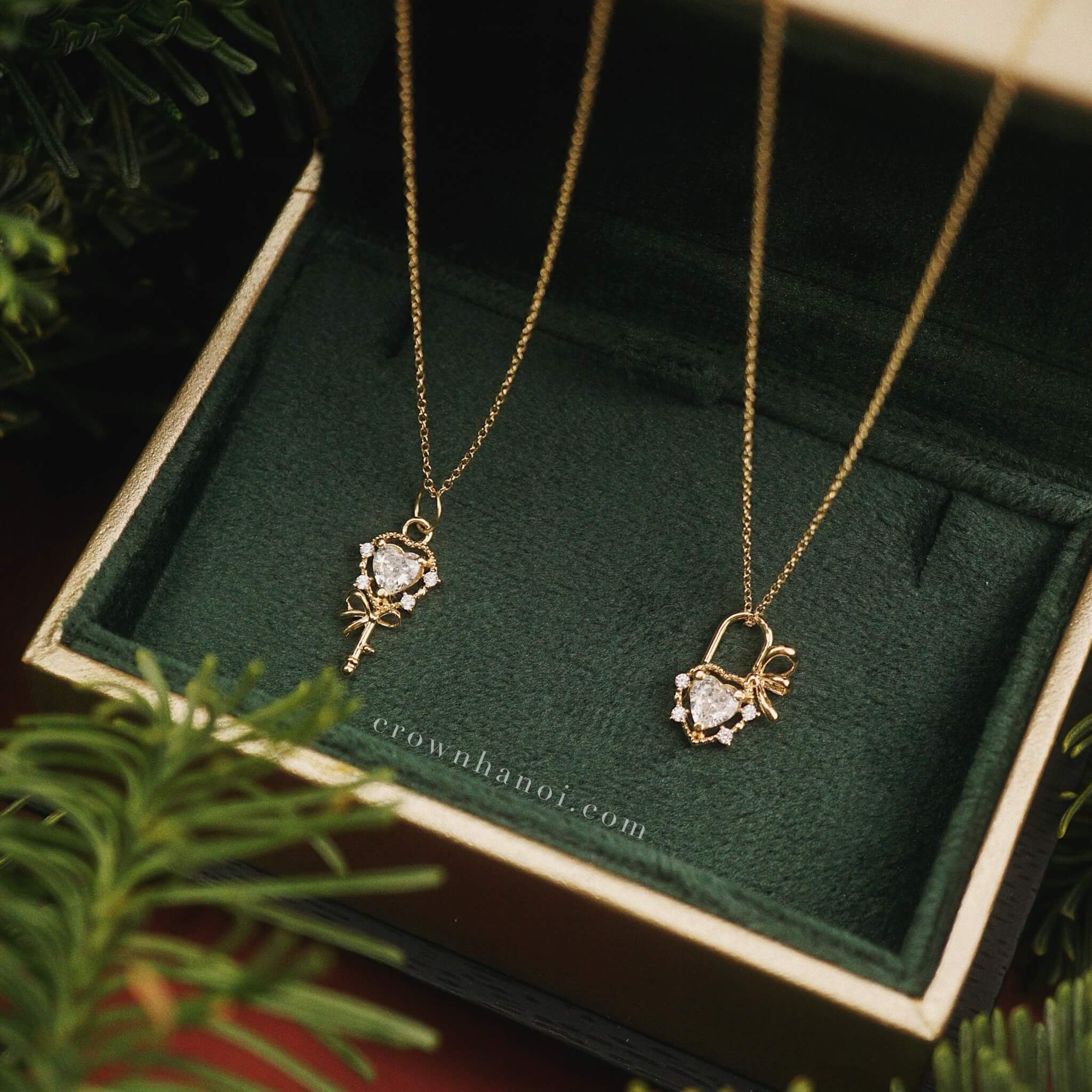 MẶT KHOÁ PHA LÊ TIM – CROWN