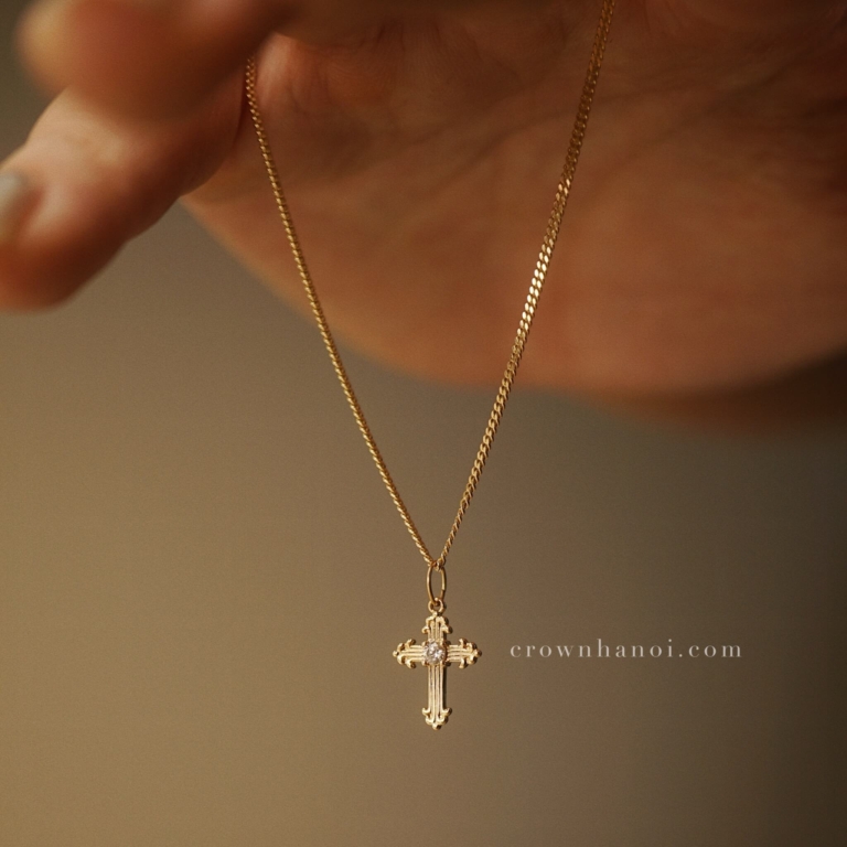 SANCTIS CROSS CURB NECKLACE – CROWN